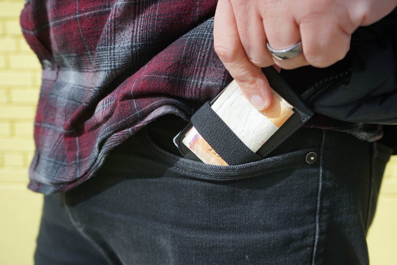 Distil Union Wally Micro Review (Minimalist Wallet) | Pack Hacker