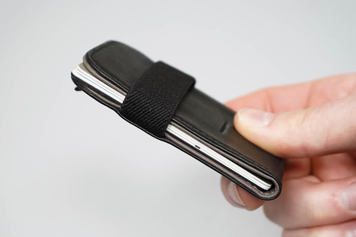 Distil Union Wally Micro Review (Minimalist Wallet) | Pack Hacker
