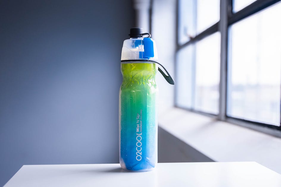 O2COOL Mist ‘N Sip Misting Water Bottle | Pack Hacker