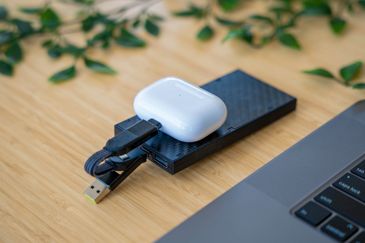 NITECORE Ultra-Slim 10000mAh Power Bank (NB10000) Review | Pack Hacker