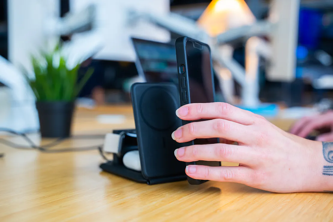 ESR HaloLock 3-in-1 Travel Wireless Charging Set Review | Pack Hacker