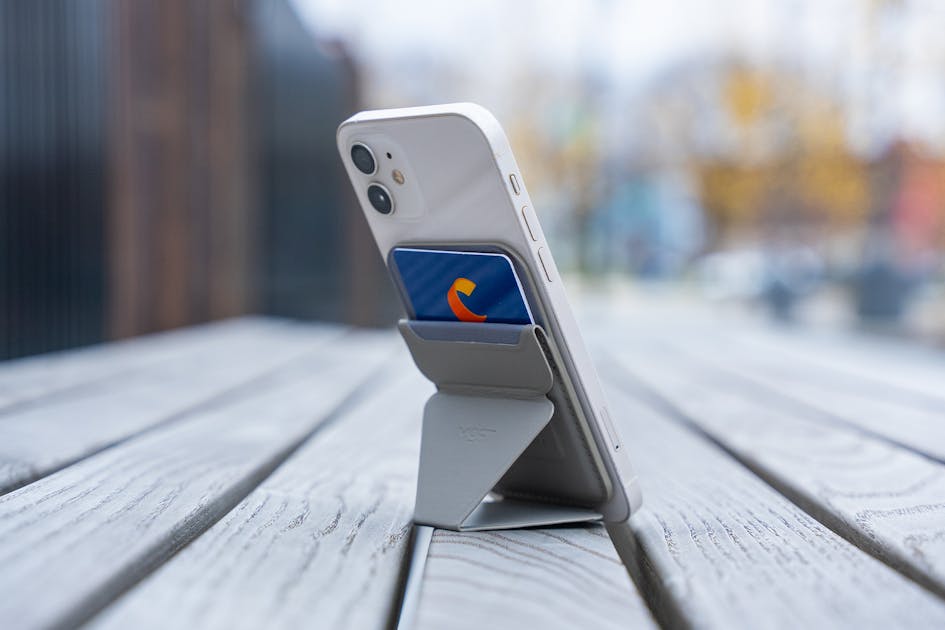 MOFT Snap-on Phone Stand & Wallet MOVAS Review | Pack Hacker