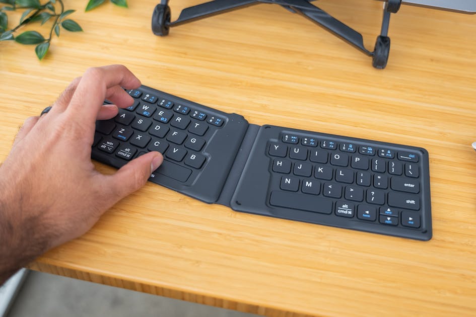 Targus Ergonomic Foldable Bluetooth Antimicrobial Keyboard | Pack Hacker